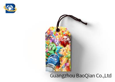 Cina L'abitudine tagliata di forma ha stampato il servizio del campione libero dei Hangtags del giocattolo 3D delle etichette di caduta in vendita