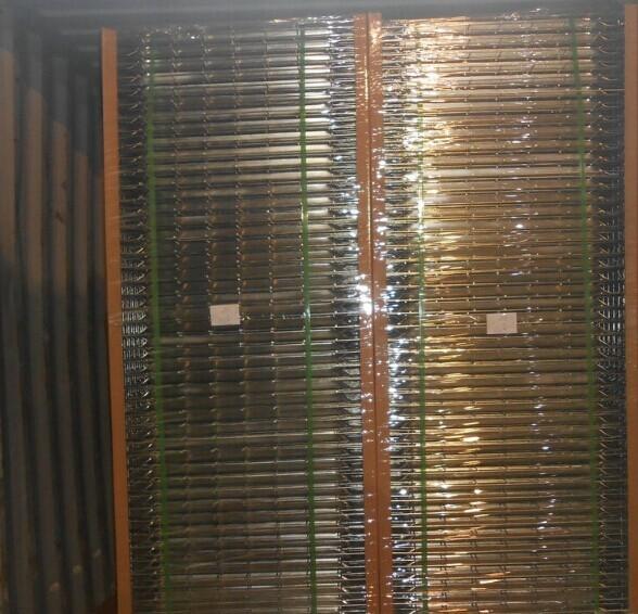 Réservoir à palettes pour revêtement en poudre de treillis métallique