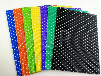 Cina Carta d'imballaggio ondulata forma di E, carta ondulata colorata Rolls per la decorazione in vendita