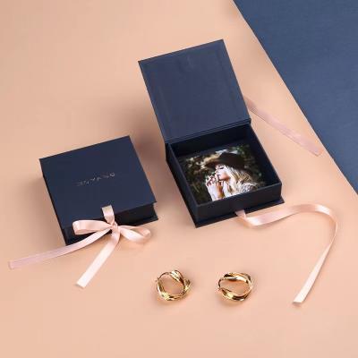 Cina Scatole d'imballaggio di Flip Top Magnetic Jewelry Gift del sacchetto dei gioielli del contenitore di collana del braccialetto del ODM in vendita