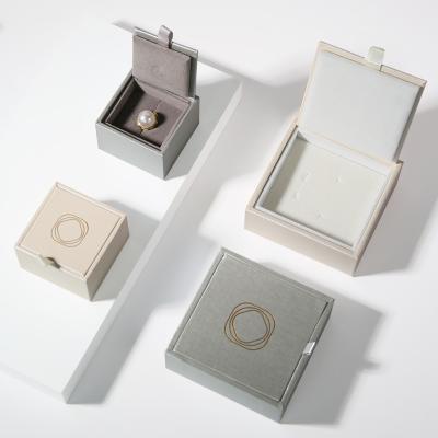 Китай Шкатулка для ювелирных изделий с золотой фольгой, футляр для демонстрации колец, роскошная упаковка, плюшевая подкладка, магнитная застежка, подарочная коробка для ювелирных изделий продается