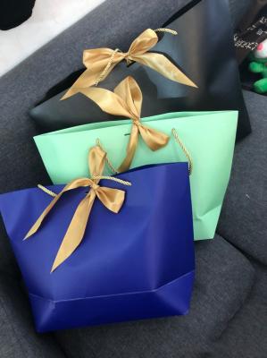 Cina Borse del regalo della carta della damigella d'onore di colore 250gsm del ODM Pantone 25*37*11cm in vendita