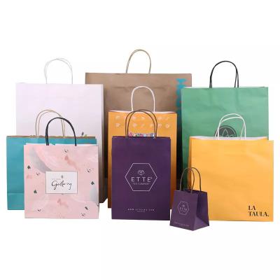 Cina Il logo su ordinazione 170gsm riciclato porta via il sacco di carta che imballa per i vestiti in vendita