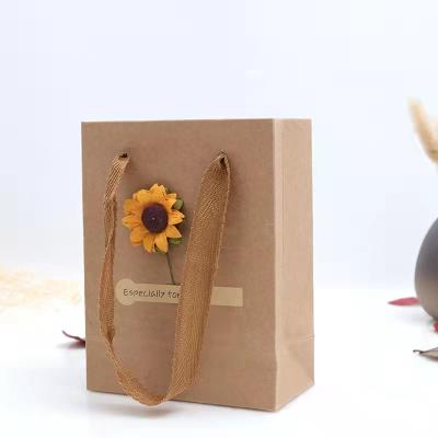 Cina Schermo di iso 15x8x20cm che stampa i sacchi di carta attuali con il fiore in vendita