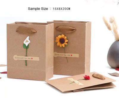 Cina Schermo di iso 15x8x20cm che stampa i sacchi di carta attuali con il fiore in vendita