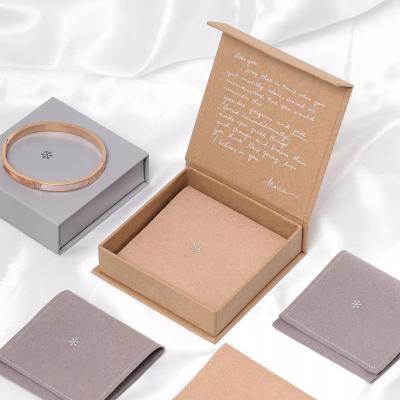 Cina Piccolo contenitore di regalo di carta magnetico dei contenitori di gioielli della chiusura 5x5 12x12 con il coperchio in vendita
