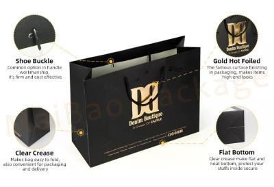 Cina Sacchetto della spesa di carta al minuto di timbratura caldo di Matte Black Paper Bag Gold della maniglia del Grosgrain in vendita