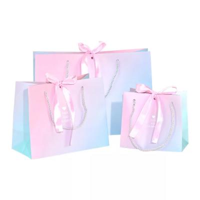 Cina Logo Holographic Gift Paper Clothing su ordinazione insacca il sacco di carta del cordone di pendenza di iso in vendita