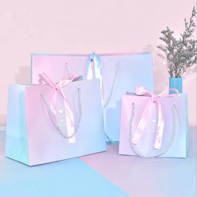 Cina Logo Holographic Gift Paper Clothing su ordinazione insacca il sacco di carta del cordone di pendenza di iso in vendita