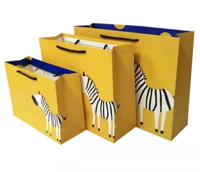 Cina Borsa gialla del risguardo del duplex della stampa della zebra dei sacchi di carta dell'abbigliamento del FSC ISO9001 in vendita