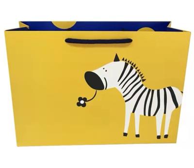 Cina Borsa gialla del risguardo del duplex della stampa della zebra dei sacchi di carta dell'abbigliamento del FSC ISO9001 in vendita