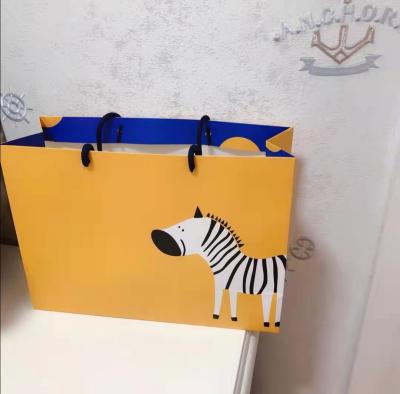 Cina Borsa gialla del risguardo del duplex della stampa della zebra dei sacchi di carta dell'abbigliamento del FSC ISO9001 in vendita