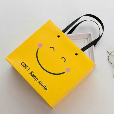 Cina Sacco di carta inferiore di sorriso di iso del fronte di Kraft del quadrato giallo resistente ai colpi dei sacchi di carta in vendita