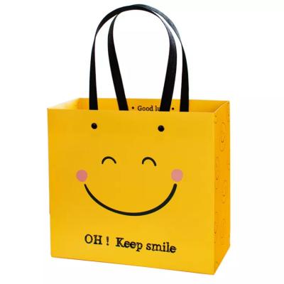 Cina Sacco di carta inferiore di sorriso di iso del fronte di Kraft del quadrato giallo resistente ai colpi dei sacchi di carta in vendita