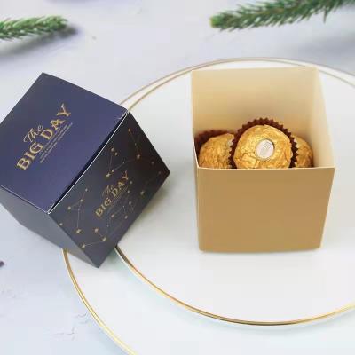 Cina 128gsm ai contenitori di regalo nuziali della doccia della scatola da pasticceria di favore di nozze 350gsm con seta in vendita