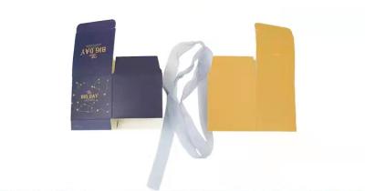 Cina 128gsm ai contenitori di regalo nuziali della doccia della scatola da pasticceria di favore di nozze 350gsm con seta in vendita