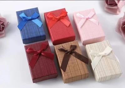 Cina Contenitore d'imballaggio di goffratura di regalo del cartone dei gioielli di lusso con il nastro in vendita