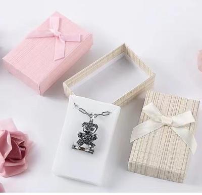 Cina Contenitore d'imballaggio di goffratura di regalo del cartone dei gioielli di lusso con il nastro in vendita