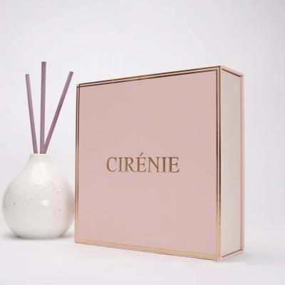 Cina 600gsm alla chiusura d'imballaggio di Flip Top Boxes With Magnetic del contenitore di regalo del cartone 1600gsm in vendita