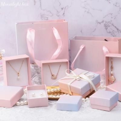 Cina Bollettini rispettosi dell'ambiente del contenitore di regalo dell'OEM Logo Cardboard Gift Packaging Box 5x5x3 in vendita