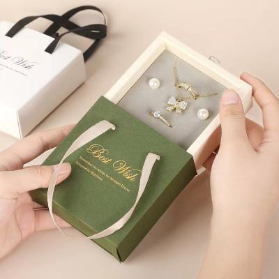 Cina Collana del contenitore di regalo amichevole del cartone 10x10x3.5 di Eco e contenitore di regalo d'imballaggio dell'orecchino in vendita