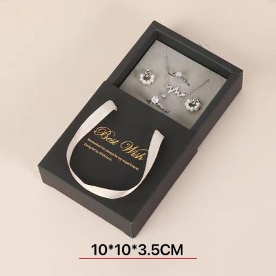 Cina Collana del contenitore di regalo amichevole del cartone 10x10x3.5 di Eco e contenitore di regalo d'imballaggio dell'orecchino in vendita