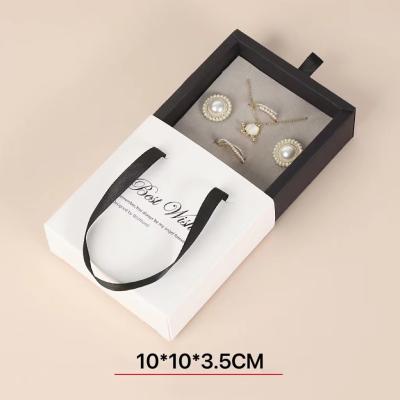 Cina Collana del contenitore di regalo amichevole del cartone 10x10x3.5 di Eco e contenitore di regalo d'imballaggio dell'orecchino in vendita