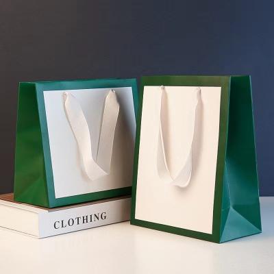 Cina Supporto pieghevole sul sacco di carta dei sacchi di carta di Kraft della chiusura del nastro che imballa per i vestiti in vendita