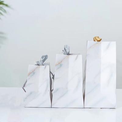 Cina Personalizzi la carta che di LOGO Marble la consegna su ordinazione della carta della borsa del regalo insacca con la maniglia del nastro in vendita
