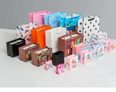 Cina Il regalo di carta nero di lusso dei gioielli dell'OEM insacca 12x16x7cm - 29x22x9cm in vendita
