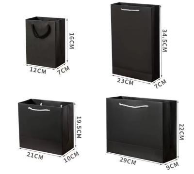 Cina Il regalo di carta nero di lusso dei gioielli dell'OEM insacca 12x16x7cm - 29x22x9cm in vendita
