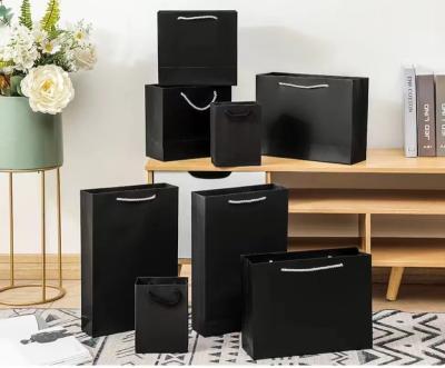 Cina Il regalo di carta nero di lusso dei gioielli dell'OEM insacca 12x16x7cm - 29x22x9cm in vendita