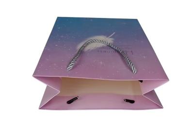 Cina sacchi di carta cosmetici di rotocalcografia di 27cm*20.3cm*11cm con il bottone in vendita