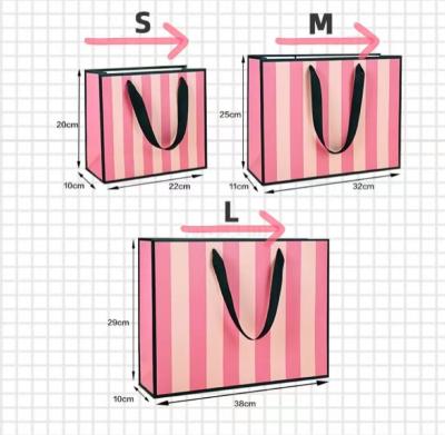 Cina Sacchi di carta cosmetici barrati rosa di Pantone CMYK per i regali di ritorno in vendita