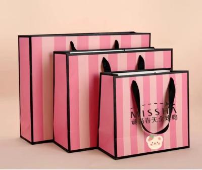 Cina Sacchi di carta cosmetici barrati rosa di Pantone CMYK per i regali di ritorno in vendita