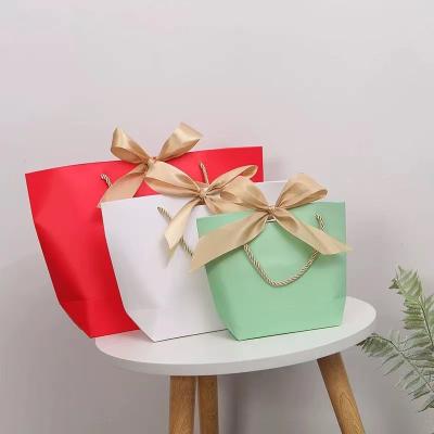 Cina Timbratura della borsa bianca del regalo del nastro della cravatta a farfalla della borsa di Logo Light Green Cosmetic Shopping in vendita
