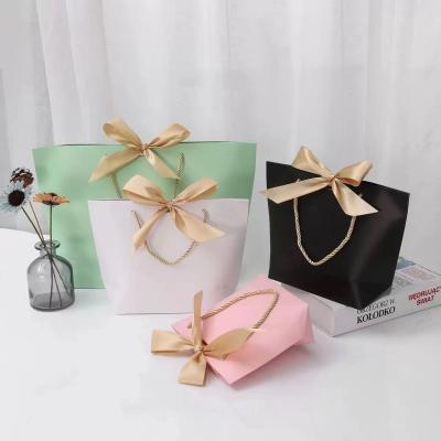 Cina Timbratura della borsa bianca del regalo del nastro della cravatta a farfalla della borsa di Logo Light Green Cosmetic Shopping in vendita
