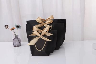 Cina Timbratura della borsa bianca del regalo del nastro della cravatta a farfalla della borsa di Logo Light Green Cosmetic Shopping in vendita