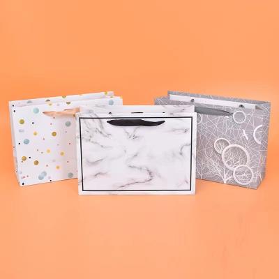 Cina sacchi di carta cosmetici 32*43cm di 20*28cm 26*35cm con le maniglie del nastro in vendita