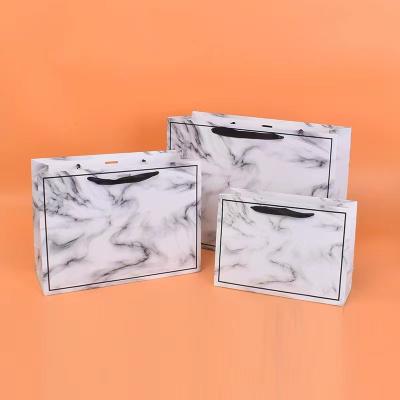 Cina sacchi di carta cosmetici 32*43cm di 20*28cm 26*35cm con le maniglie del nastro in vendita