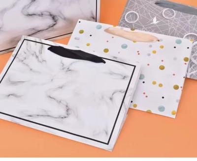 Cina sacchi di carta cosmetici 32*43cm di 20*28cm 26*35cm con le maniglie del nastro in vendita