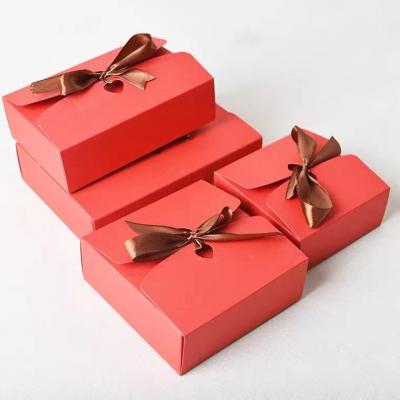 Cina scatole di favore di festa nuziale della cravatta a farfalla dei contenitori di carta kraft del cioccolato 1800gsm Candy in vendita