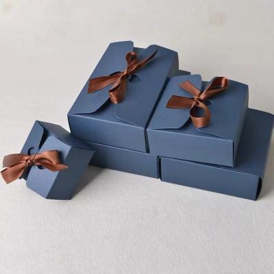 Cina scatole di favore di festa nuziale della cravatta a farfalla dei contenitori di carta kraft del cioccolato 1800gsm Candy in vendita