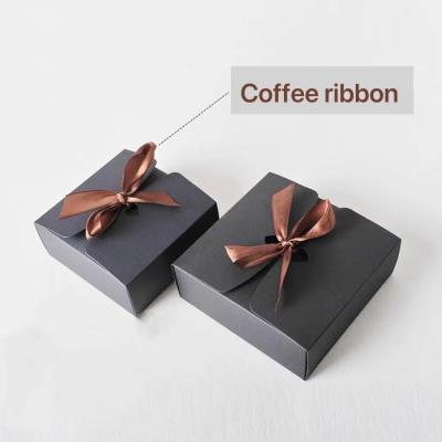 Cina scatole di favore di festa nuziale della cravatta a farfalla dei contenitori di carta kraft del cioccolato 1800gsm Candy in vendita