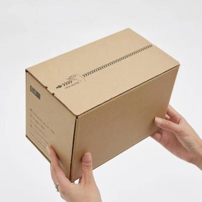 Cina 5x5x5 6x6x6 ha ondulato le scatole di spedizione di commercio elettronico della scatola di carta con la striscia di strappo in vendita