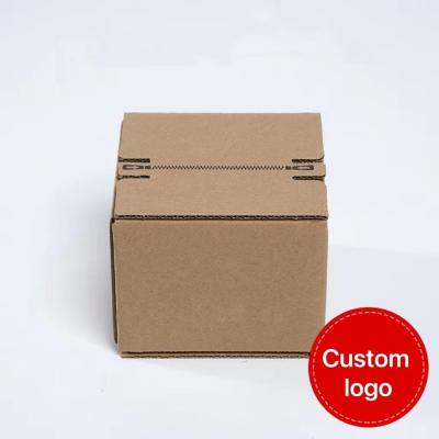 Cina 5x5x5 6x6x6 ha ondulato le scatole di spedizione di commercio elettronico della scatola di carta con la striscia di strappo in vendita