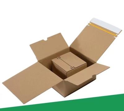 Cina 5x5x5 6x6x6 ha ondulato le scatole di spedizione di commercio elettronico della scatola di carta con la striscia di strappo in vendita