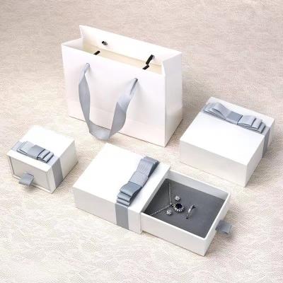 Cina Contenitori di regalo bianchi di Grey Kraft Paper Jewelry della collana del ODM piccoli con il cassetto in vendita