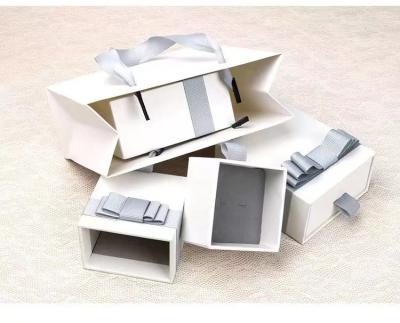 Cina Contenitori di regalo bianchi di Grey Kraft Paper Jewelry della collana del ODM piccoli con il cassetto in vendita