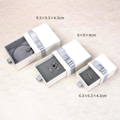 Cina Contenitori di regalo bianchi di Grey Kraft Paper Jewelry della collana del ODM piccoli con il cassetto in vendita